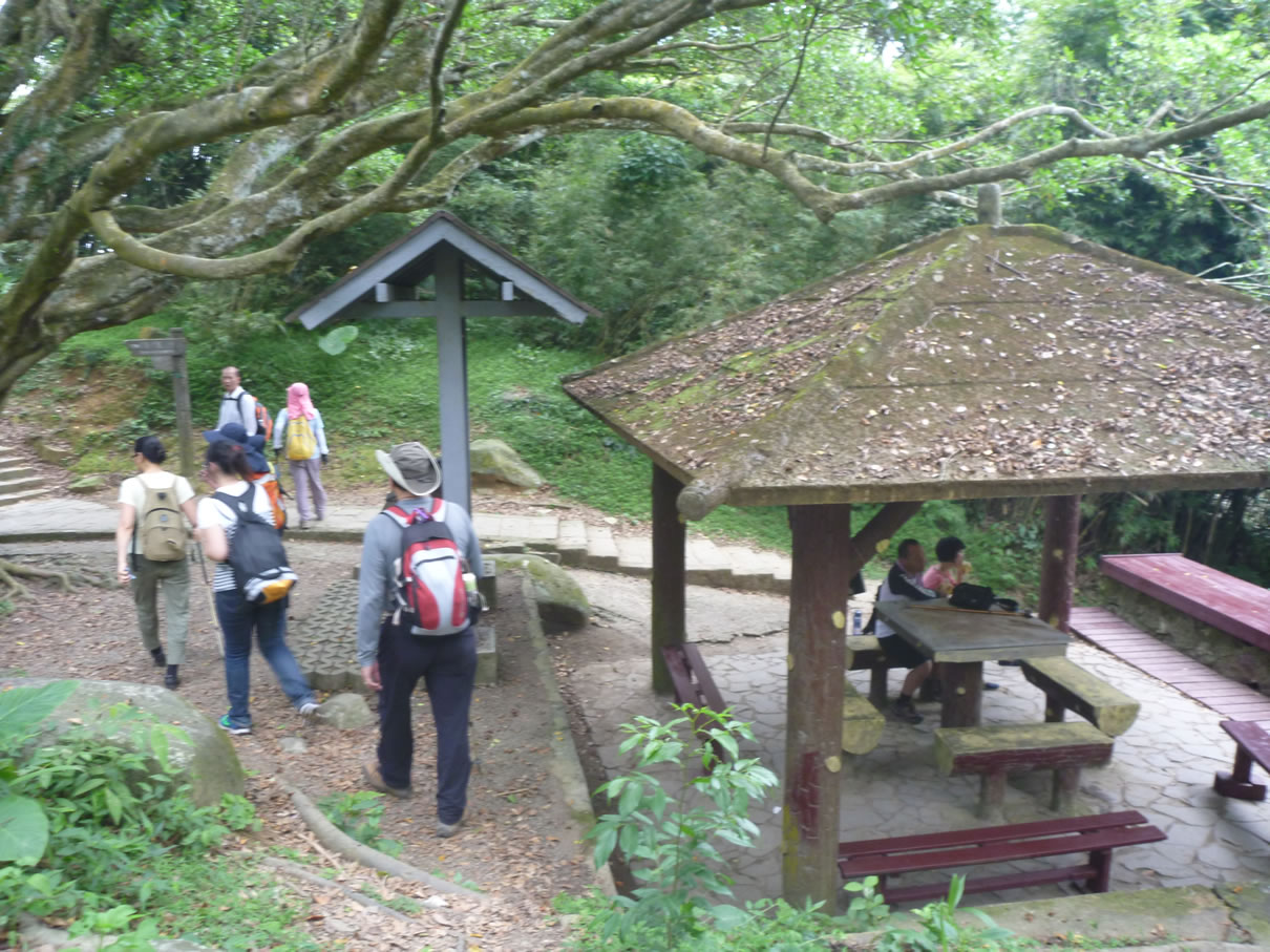 140828內寮登竹篙山南峰走瑪礁古道陸路出清風亭 拜訪平等里三條古圳 P1470221